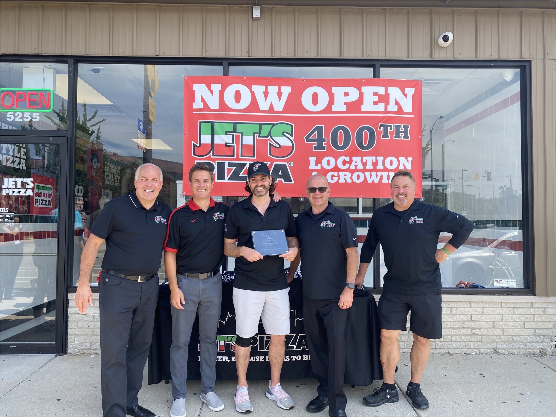 Jet’s Pizza opens milestone 400th location | Global Franchise